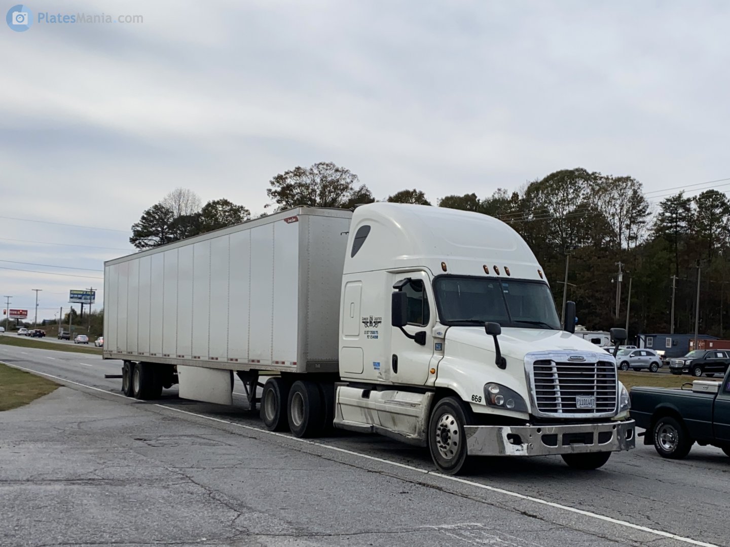 "P1101407" photos Freightliner Cascadia. USA