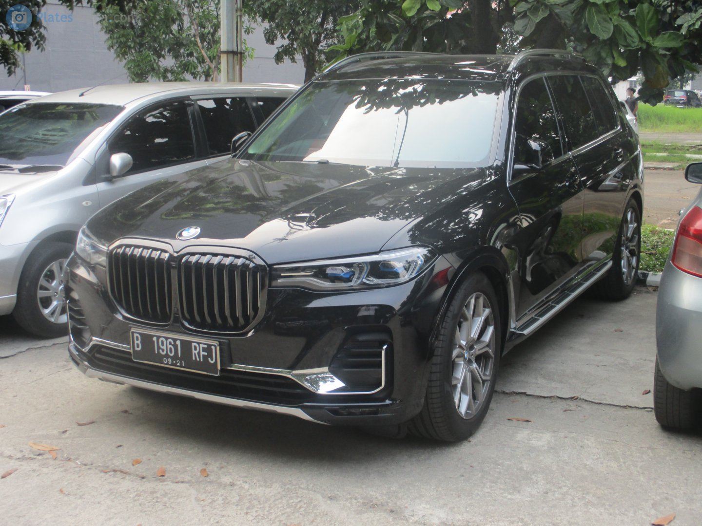 "B 1961 RFJ" photos BMW X7. Indonesia