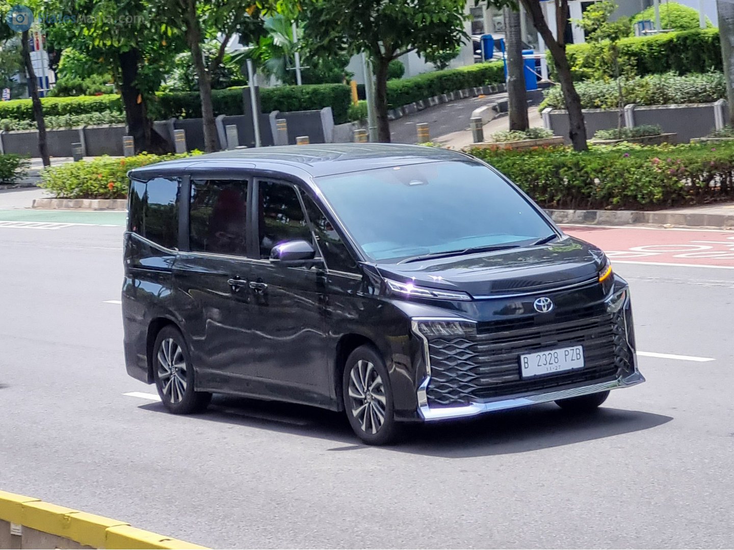 "B 2328 PZB" photos Toyota Voxy. Indonesia