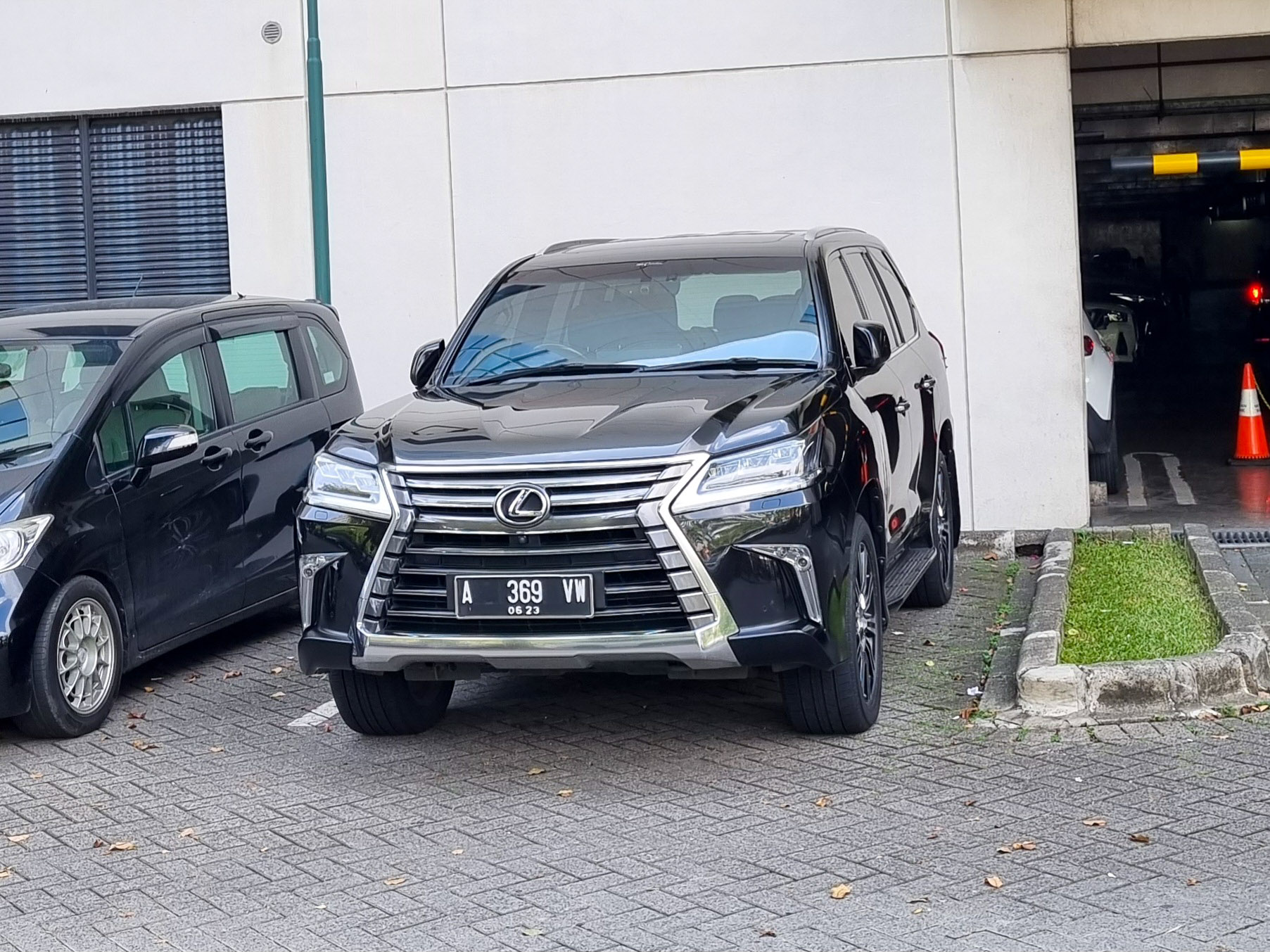 "A 369 VW" photos Lexus LX. Indonesia