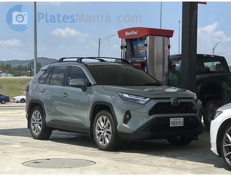 9DKA953, Toyota RAV4 (California) License plate of the USA