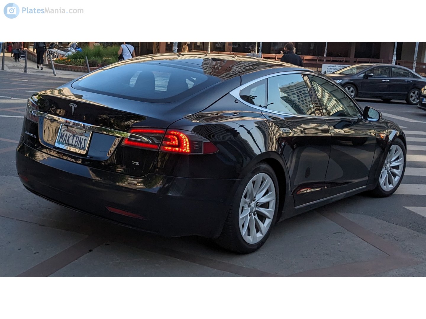 "MAKIBNS" photos Tesla Model S. USA