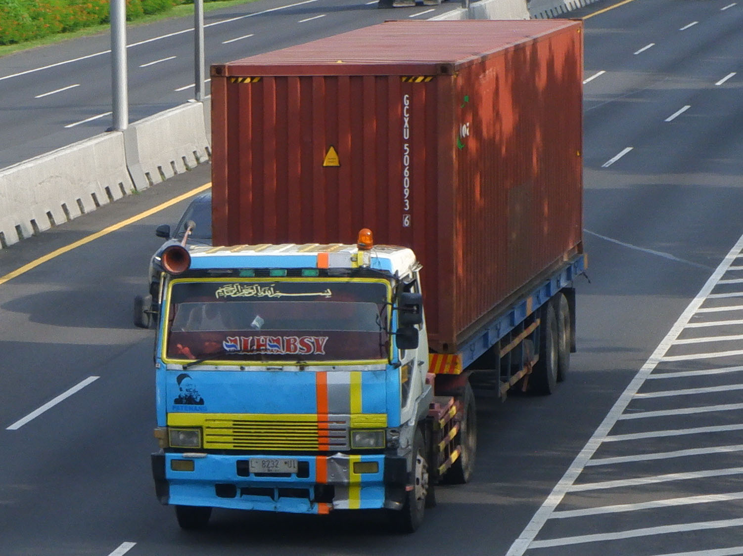 "L 8232 UI" photos Mitsubishi Fuso FP/FV. Indonesia