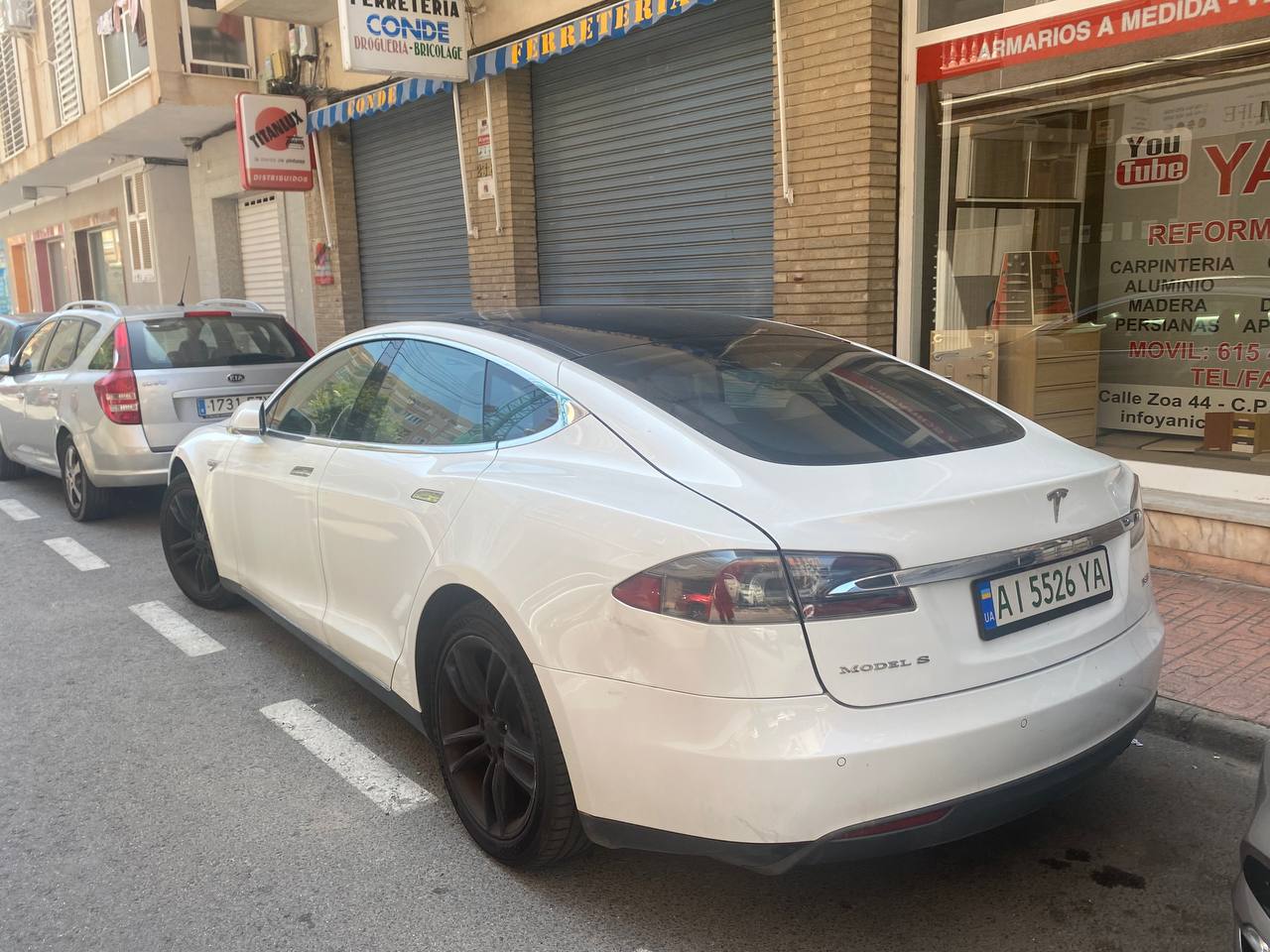 "AI 5526 YA" photos Tesla Model S. Ukraine