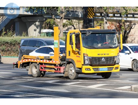 京M·QM058, CNHTC (Sinotruk) Howo Tongshuai (Urban area) License plate of ...